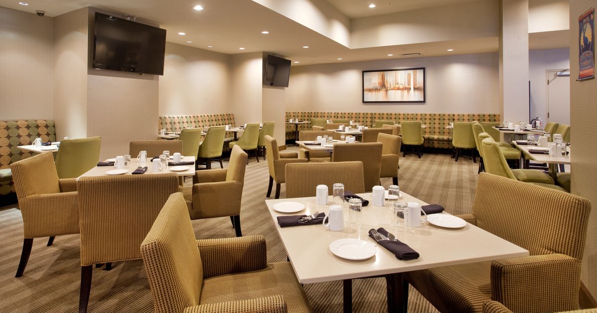 Stages Bistro & Lounge | Destination Vancouver